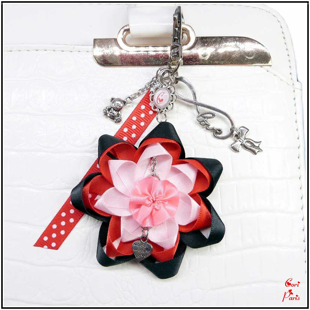 Bijou sac à main avec fleur rouge et breloques • Cori Paris